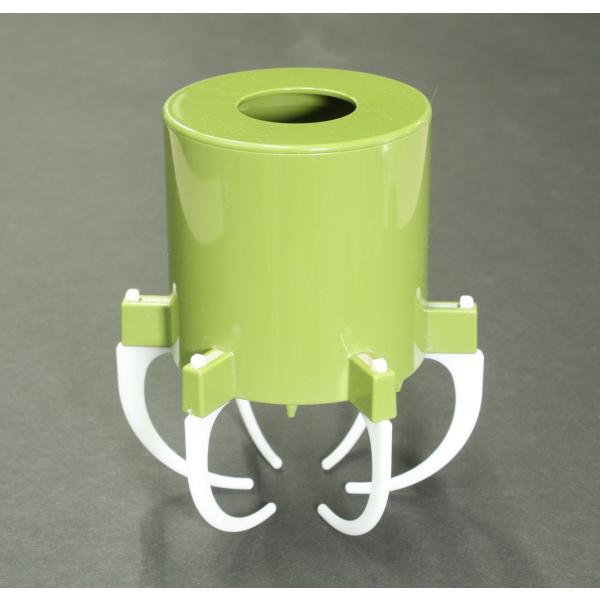 容器に水を入れたら粉の上でただ回すだけ、細かに滴下する水と6本の爪が、粉と水をまんべんなく効率よく混ぜ合わせてくれます。初心者でも失敗なく上手にできます。本格的にそば打ちをされる方にも大好評。ハイレベルな水回しが可能で、後工程がとても楽にな...