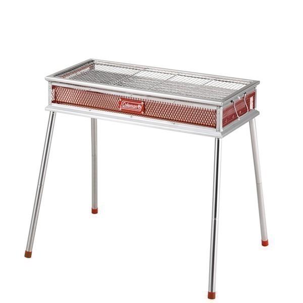 素材の性質上、製造過程上及び、輸送の段階で細かい傷ができる場合がございます。通気性抜群で燃焼効率の高いメッシュボディーのオールステンレス製大型グリル■引き出し式ロストルで炭の補給や交換が簡単●焼面サイズ:約30×68cm●使用時サイズ:約8...