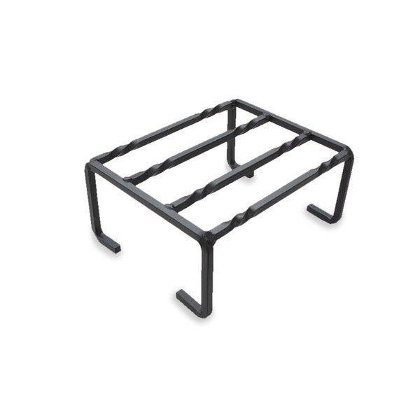 薪ストーブの炉内でオーブン料理を楽しむときに欠かせない専用の五徳。簡易トリベットとしても便利に使えます。この上に鉄製の調理器具をのせれば、遠赤外線の熱でピザやステーキなど幅広い料理が楽しめます。火に強くゆがみが少ない鍛鉄を使用しています。職...