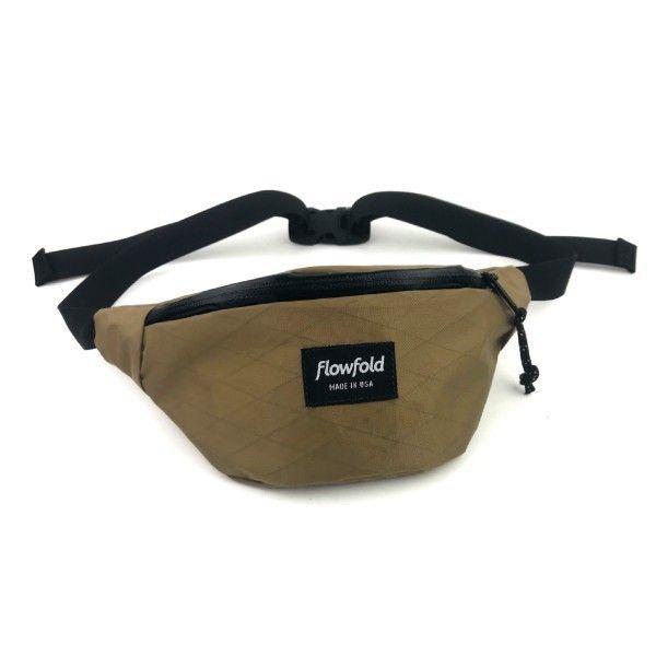 内側に仕切りのついたシンプルなヒップパック。カメラのレンズキャップや鍵など小さなアイテム入れておけるので毎日の使用に便利です。■仕様サイズ：24.5×20cm重量：88g素材：ジェットブラック、コヨーテブラウン：X-Pac（超軽量で最も優れ...