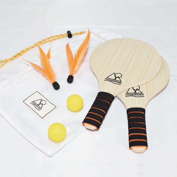 場所を選ばず、年令問わず楽しめるラケットセットキャンプ・レジャーなどでのアクティビティとして最適なアイテムです。ナイロンのメッシュバック付きで、収納や持ち運びに便利です。■仕様サイズ：約325x190x9mm重量：370g素材：ウッド合板（...