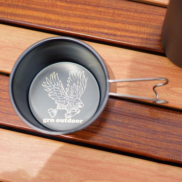 ▼SomAbito製品の中でも非常に人気の高いクールな印象の「somablack」シリーズ。集め出すと止まらないシェラカップですが、ブラックシェラは特にカッコいいのでお勧め。 grn outdoorのマスコットキャラクター“ダックロー”の新...