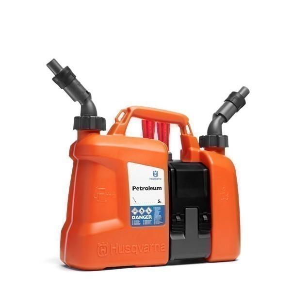 燃料５リットルと、チェンオイル２リットルが入るコンビカン。オートストップ機構付きノズルを標準装備。サイドには給油時にも落下しないヤスリホルダーと、タンクキャップも入る小物ケース付きで、持ち運びに便利です。UN規格適合。■仕様[Style a...