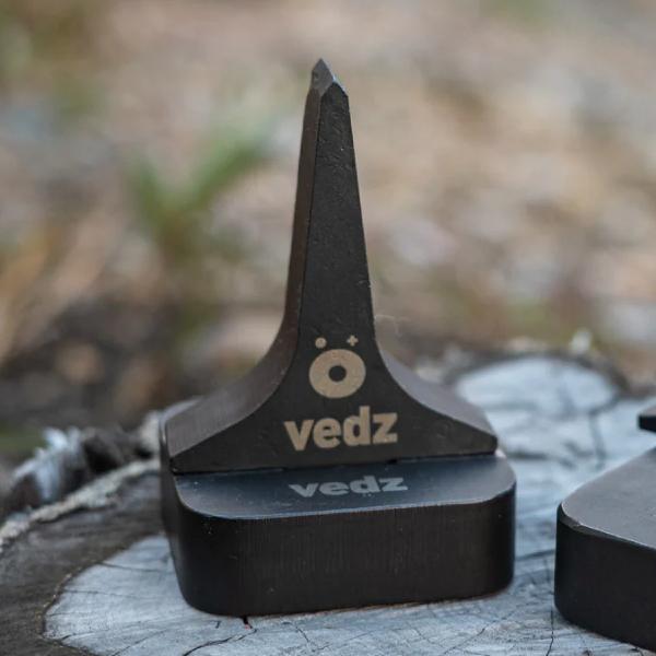 ▼小学生の息子と一緒に薪を割って思いっきり焚き火を楽しみたい。■仕様【バールくん】　体重：127g　横寸法：50mm　縦寸法：71mm　素材：鋳物(鉄)　性格：やや照れ屋【コンパクトベース】　体重：260g　横寸法：50mm　縦寸法：50m...