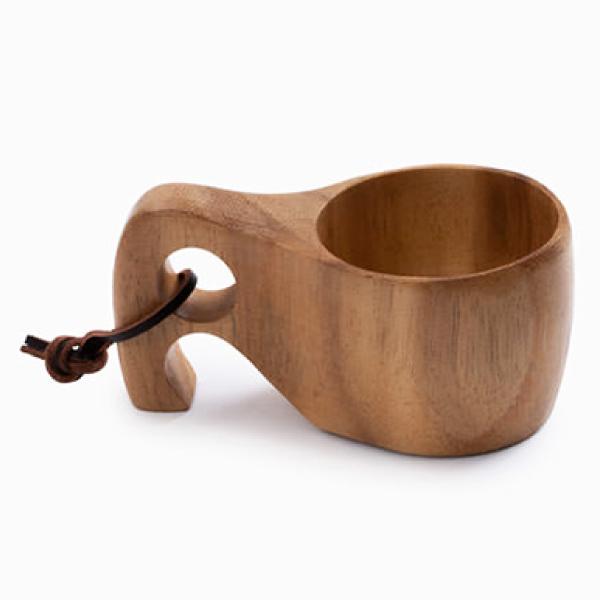 ▼北欧の伝統的な木製カップ「Kuksa（ククサ）」のミニマルなスタイルにインスパイアされ、デザインとユニークな美しさをアップグレードさせたカップです。天然のアカシア材を使用しており、ハードウッドのような滑らかな質感を実現しています。人間工学...