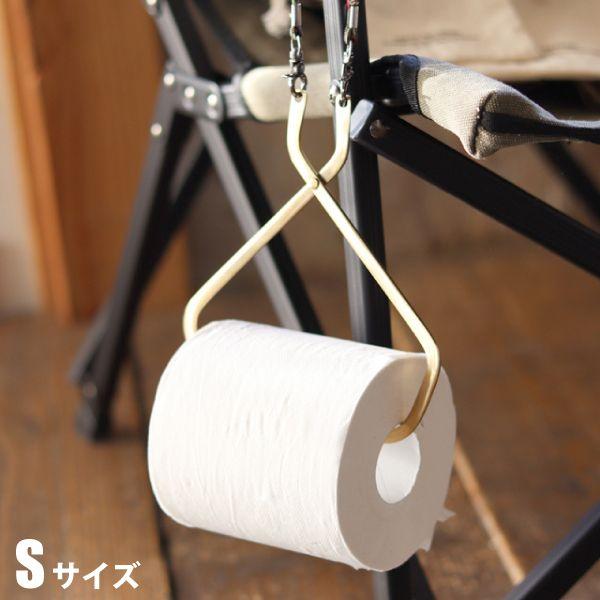 ▼無塗装の真鍮をつかったペーパーホルダーが登場！キャンプシーンや普段使いに活躍するシンプルなデザインです。フックに引っ掛けるだけで、ペーパーが自立してくれる便利なアイテムです。キャンプシーンでの持ち運びを考え、専用のバッグも付いてきます。S...