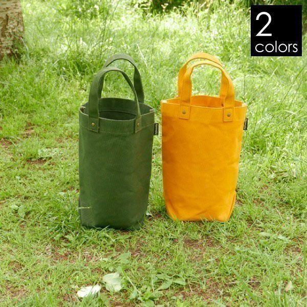 ▼小型のツールトート（縦型小）。ペグ、ハンマー、ガイラインなどをまとめて入れたり、手斧、鉈、革グローブなどの焚火グッズを入れたり、何かと散らかりがちなキャンプ小物を放り込むのに便利なサイズです。●防水加工を施した6号帆布は、水を運ぶこともで...