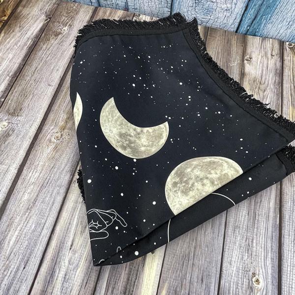 説明:タロットのテーブルクロスは.耐久性のある高品質の布で作られています.柔らかく快適な布のタロットテーブルクロスは.タロットカードを損傷から保護します.お手入れが簡単.洗濯機で洗え.冷たく.穏やかなサイクル.乾燥機のご使用はお避けください...