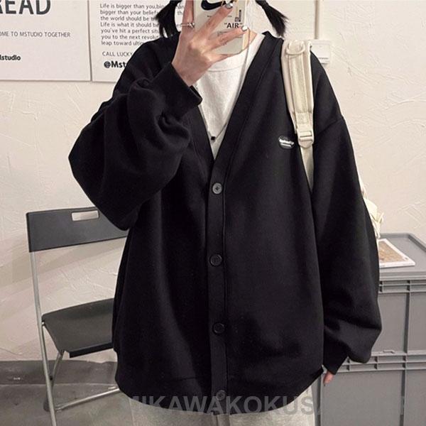 ゆるりと着こなせるオーバーサイズカーディガンです。袖丈は長めで手が隠れるくらいのデザインです。ボーイズライクが可愛い定番のアイテムです。ベーシックな3カラーをご用意しております。【サイズ】4サイズ(M・L・XL・2XL)【カラー】3カラー(...