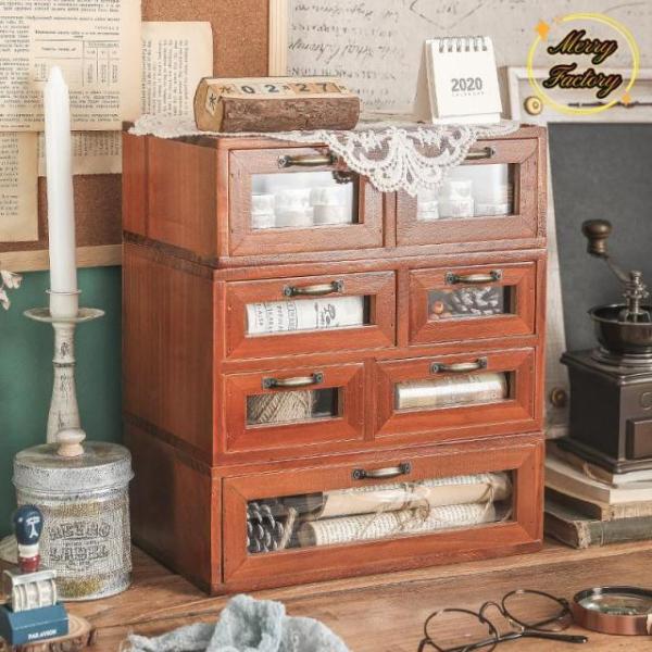 【ポイント】シンプルでかわいい卓上に置ける木製の引き出し。あたたかみのある、アンティーク風仕上げ。シンプルなデザインなので、場所を選びません。細々した日用品をすっきりと収納できます。キッチンやデスク周り、リビングなど様々な場所で使えます。デ...