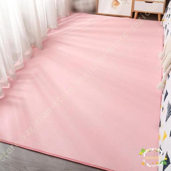 ラグは菌の繁殖や、臭いを抑制する抗菌・防臭加工とダニの繁殖を抑制する効果のある防ダニ加工を施しています。お子様にも安心の低ホルマリン基準をクリアしています。驚きの撥水力密度が高くて短めの毛足は、ゴミが絡みにくく掃除機もかけやすいから毎日のお...