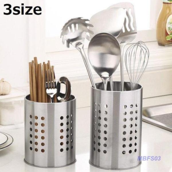 水切り穴つきで排水バッチリのシンプルデザイン♪キッチンツール収納にも便利なカトラリースタンドです。引っ越しや一人暮らしを始めるお友達へのプチギフトにも◎【サイズについて】画像をご参照ください。【素材について】合金【カラーについて】生産ロット...