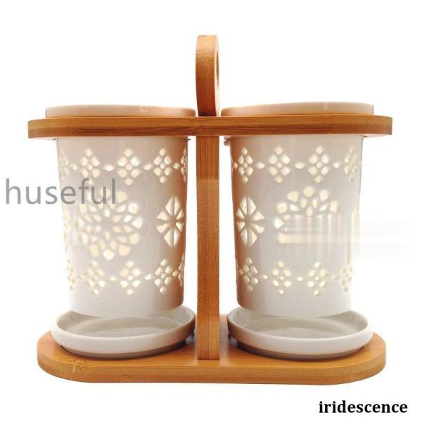 透かし風デザインがとってもかわいい箸立てです。シンプルなホワイトカラーで陶器製の容器を使用しているので清潔感がありますよ。2個タイプなので、箸とスプーンやフォークなどを分けて収納する事ができてとても便利で使いやすいですね。容器底には穴を開け...