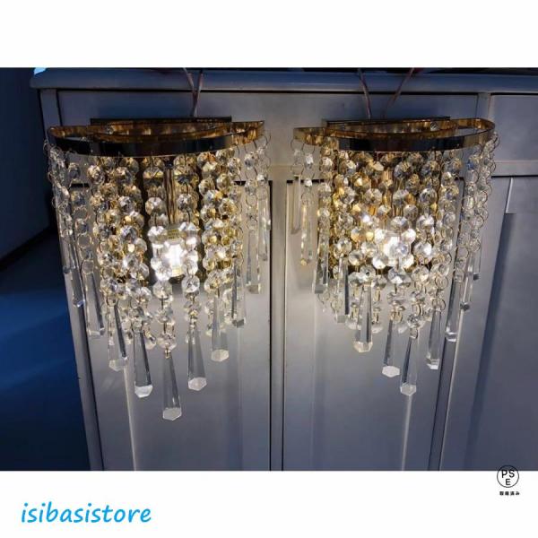 2箇所のライトの光がクリアクリスタルを透過、反射し、キラキラ輝くゴージャスミニシャンデリアです。クリスタルガラスにより美しい輝きが生まれます。お部屋の装飾やインテリアにはもちろん、デコトラの装飾や各種イベントにて大活躍中です。※未組立でコン...