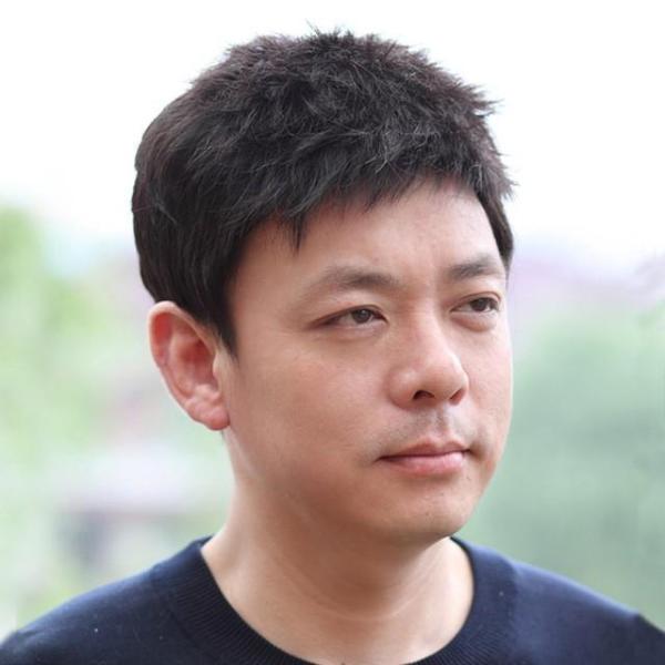 素材構成: 人毛100%手植え：トップ部分は手植えで、熟練の職人が１つ１つ丁寧に仕上げ、自然な毛流れを再現いたしました。装着簡単：軽くて自然で自毛の境目も違和感なく馴染みます。初心者さんでも簡単にイメチェン出来る、急なお出かけにも便利です。...