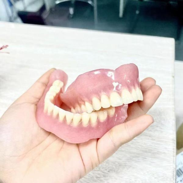 サッと歯に付けるだけの、ワンタッチ付け歯です。お湯で温めると口や歯のカーブに合わせて本体が変形し、様々な口にぴったりフィットします。繰り返し何度でも使えます。よりフィット感を高めたい方や、歯茎部分を安定させたい方は、付属のフィッティングビー...