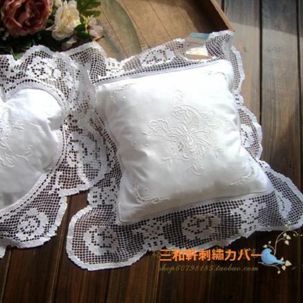 手刺しゅう、ドロンワーク（糸抜き刺しゅう）、レースかぎ編み、ロック刺しゅうという四つの手芸を使った、繊細な、清潔感たっぷりのクッションカバーです。ソファーかベッドかの上に置いたら、小さ目にして可愛く映って、ついつい抱きしめたくなる、見ると癒...