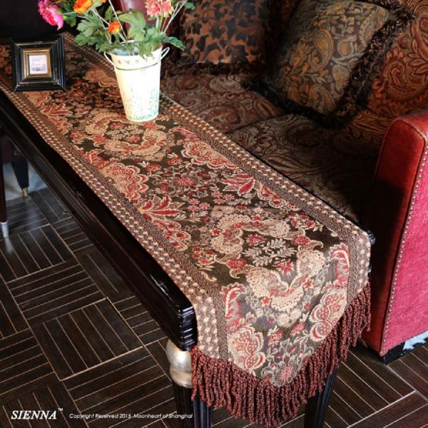 織り方は複雑で、ゴブラン織りとジャカード織を混合して、シェニール織の温もり感もたっぷり、織技術の素晴らしさを感じさせる逸品。ブリンジも豪華に揺らして、クラス感がたっぷり。奥深な品のある色合いが特徴になり、厚手でしなやかな仕上がりは、高級感が...