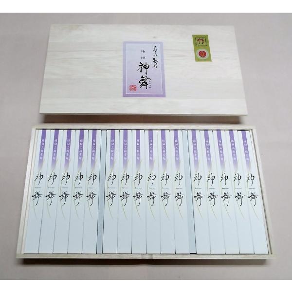 ●極細麺「神舞」TV番組「ケンミンショー」で紹介された最高ランクの「三輪の神杉」よりもさらに細く仕上げた高級極細素麺です。製造してから１年間熟成させてからの出荷を厳守しています。1年間の熟成によって、細い中にもコシがある「みなみオリジナル」...