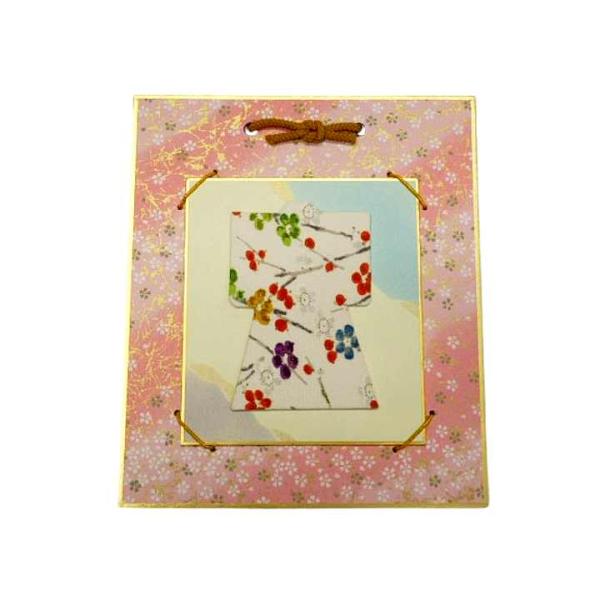 ミニ色紙 ハンドメイド 掛け軸【サイズ】縦約:22cm 横約:18cm 厚み約:1cm【商品説明】華やかな和の趣を感じさせる、着物型の壁掛けアートです。繊細な花柄と幾何学模様が融合したデザインは、古典的な美しさとモダンな感性を兼ね備えていま...