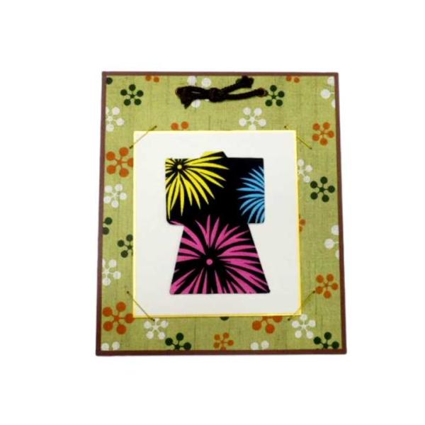 ミニ色紙 ハンドメイド 掛け軸【サイズ】縦約:22cm 横約:18cm 厚み約:1cm【商品説明】華やかな和の趣を感じさせる、着物型の壁掛けアートです。繊細な花柄と幾何学模様が融合したデザインは、古典的な美しさとモダンな感性を兼ね備えていま...