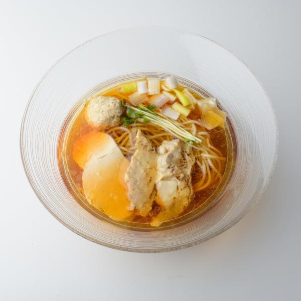 ●鶏中華そば火鳥HINOTORIの冷やし鶏中華そば（４食入り）　夏季限定《セット内容》・自家製麺180g×4ヶ・濃縮鶏スープ200cc×4ヶ・地鶏チャーシュー×4ヶ・乾燥ネギ×4ヶ賞味期限：発送時10日全粒粉入り自家製麺を使用。冷水でキリッ...