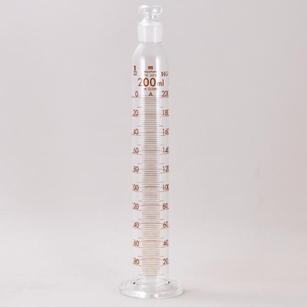 自社工場（宮原計量器製作所　八幡工場）にて製造された体積計です。日本産業規格(JIS規格)に基づき、徹底した品質管理を行なっています。SG（スタンダードグレード）とHG（ハイグレード）の2つの体積の許容誤差の製品を用意しております(一部容量...