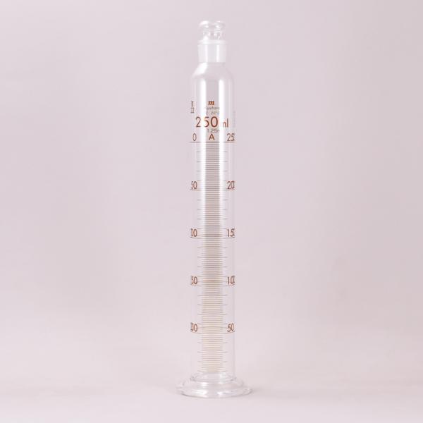 自社工場（宮原計量器製作所　八幡工場）にて製造された体積計です。日本産業規格(JIS規格)に基づき、徹底した品質管理を行なっています。SG（スタンダードグレード）とHG（ハイグレード）の2つの体積の許容誤差の製品を用意しております(一部容量...