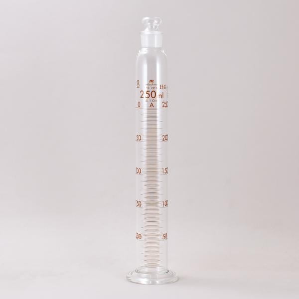 自社工場（宮原計量器製作所　八幡工場）にて製造された体積計です。日本産業規格(JIS規格)に基づき、徹底した品質管理を行なっています。SG（スタンダードグレード）とHG（ハイグレード）の2つの体積の許容誤差の製品を用意しております(一部容量...