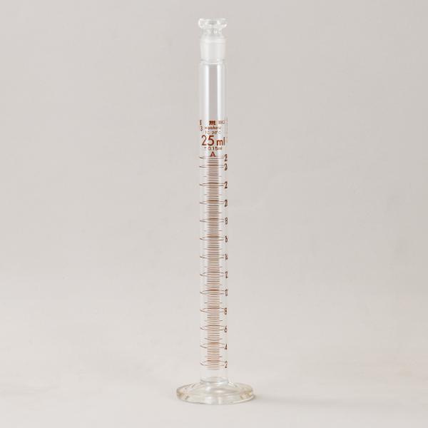 自社工場（宮原計量器製作所　八幡工場）にて製造された体積計です。日本産業規格(JIS規格)に基づき、徹底した品質管理を行なっています。SG（スタンダードグレード）とHG（ハイグレード）の2つの体積の許容誤差の製品を用意しております(一部容量...