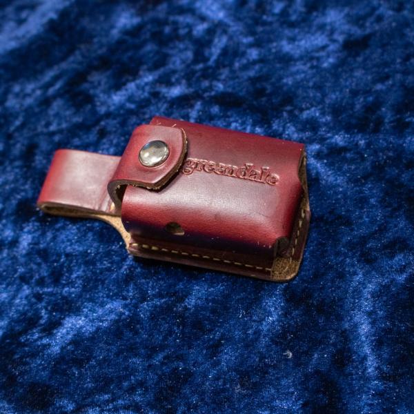 BOSSのワイヤレスシステムトランスミッターにぴったりのレザーケースです。延長シールドを用いることでよりスマートなルックスに！▽以下、メーカー説明文です。BOSS用のトランスミッター専用ケースです。WL-20 WL50などのギターに直接挿す...