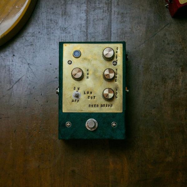 東京発、プレイヤーとしても活動中のビルダーがおくる良質なハンドメイドペダル！TS-10を意識したドライブペダルです。東京発、自身も卓越したギタープレイヤーでありながら他にはないオーラを放つペダルを生産しているTemperament FXのお...