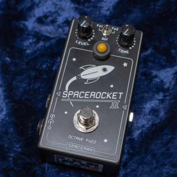SPACEMAN EFFECTS 15周年を祝して、2011年リリースの同社のファズ、Spacerocketをリニューアル。ノイズフロアやトーンの微調整によって、さらにブラッシュアップされたファズに。宇宙開発期のレトロ・フューチャーなSFセ...
