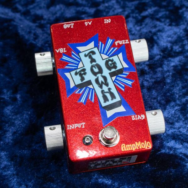 アメリカのペダルブランド、AmpMojo。スケートボードに見立てた、ノブの配置とデザイン。サウンドはファズフェイス回路をもとに着想を得てチューニングされたようで、手元のボリューム操作やニュアンスに追従します。▽以下、メーカー説明文和訳です。...