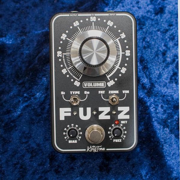 miniFUZZ V2は、miniFUZZ SiとminiFUZZ Geの両方のトーンとオプションを1つの筐体に組み込み、これら2つの独特で特徴的なトーンを切り替える事ができます。ビンテージシリコンやゲルマニウムトーンを再現させる多数のコン...