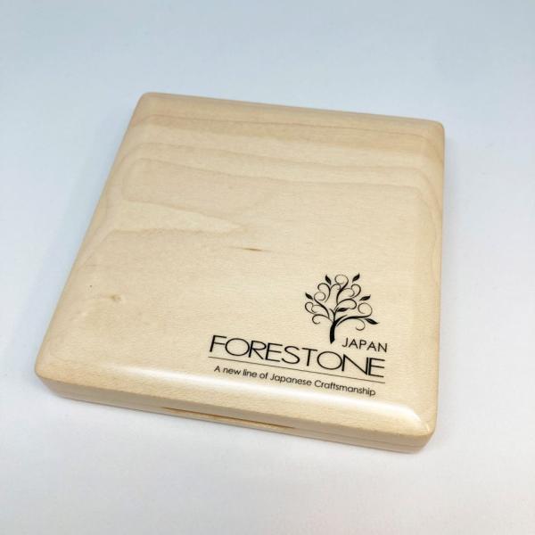 FORESTONE(フォレストーン)より、メイプル素材を使用した温かみのある木製リードケースです。中はリードの保管に最適なガラス板仕様。開閉はマグネット式で簡単です！■サイズ：縦10.5cmｘ横10.0cmｘ厚さ2cm■重さ：約120g ※...