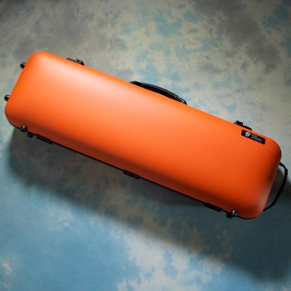 カーボンファイバー製で頑丈かつ軽量、カラーバリエーションも豊富なLIONのケースに新色が登場。四角型のカーボンケースの中でも軽くてスリム。サブウェイハンドルがついていて縦置きも可能です。ロックやハンドルの作りも非常にしっかりしており、大切な...