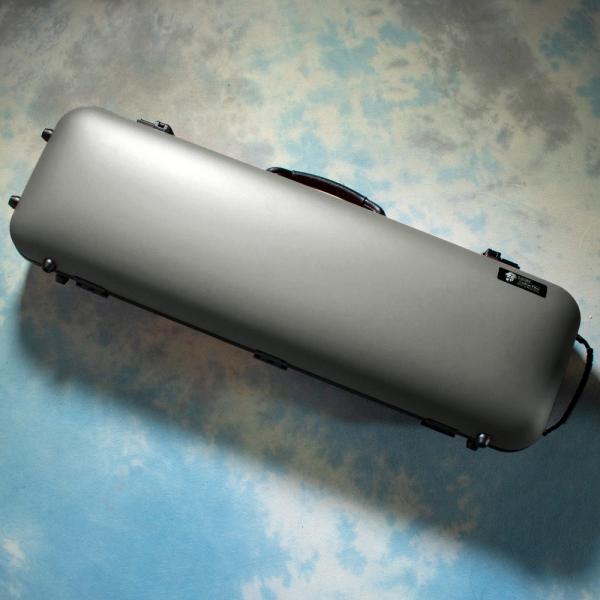 カーボンファイバー製で頑丈かつ軽量、カラーバリエーションも豊富なLIONのケースに新色が登場。四角型のカーボンケースの中でも軽くてスリム。サブウェイハンドルがついていて縦置きも可能です。ロックやハンドルの作りも非常にしっかりしており、大切な...