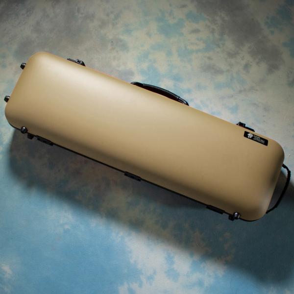 カーボンファイバー製で頑丈かつ軽量、カラーバリエーションも豊富なLIONのケースに新色が登場。四角型のカーボンケースの中でも軽くてスリム。サブウェイハンドルがついていて縦置きも可能です。ロックやハンドルの作りも非常にしっかりしており、大切な...