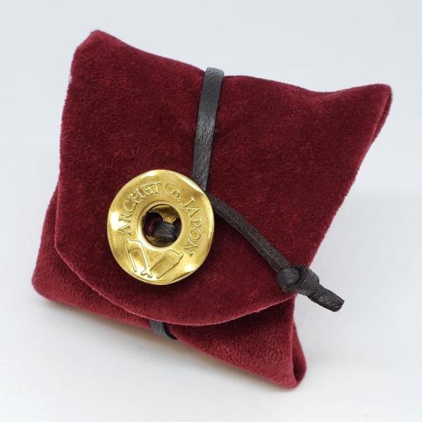 国内屈指の弓メーカー アルシェが手掛ける松脂。品質の高さと音色の美しさで人気です。こちらの「Alto」は、付きがとても早く、滑らかな弾き心地で、暖かく芯のある音色を生みます。「Alto」という商品名ですがヴァイオリンにもおすすめ。当店の楽器...