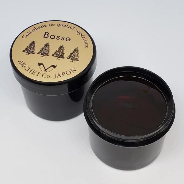 国内屈指の弓メーカー アルシェが手掛ける松脂。品質の高さと音色の美しさで人気です。こちらの「Basse」は、重厚な音色とキレのある発音を併せ持つ、コントラバス専用松脂です。