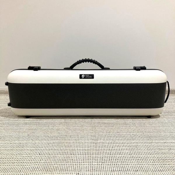 四角型のカーボンケースの中でも軽くてスリム。サブウェイハンドルがついていて縦置きも可能です。ロックやハンドルの作りも非常にしっかりしており、大切な楽器を安心して収納できるケースです。弓ホルダーはマグネット式。フロッグがケース左側、弓の先端が...