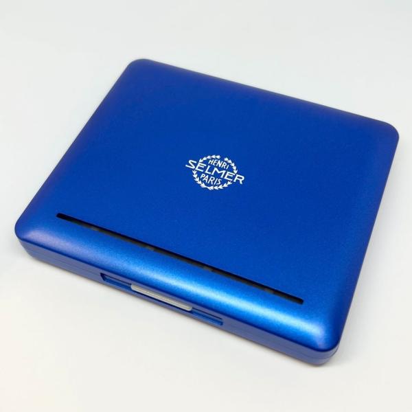 カラフルなリードケースが、新たに生まれ変わりました！通気口が設置され、換気よく清潔にリードを保管できます。B♭クラリネット用リードが最多12枚収納可能です！そしてカラーも一新！オーシャンブルーの他に、パールホワイト・パステルブルー・サクラピ...