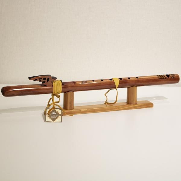 【Redtail Hawk "G" Cedar 101-C】柔らかく、心地良い音色が魅力です。インディアンフルートの雰囲気をより感じることが出来ます。■材質：杉 Cedar■調子：G調■サイズ：598mm■付属品：DVD＆BOOK※写真のス...