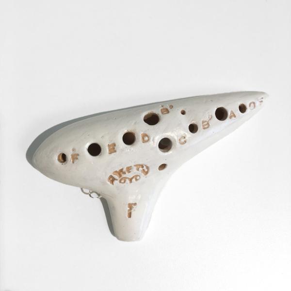 2つ目のオカリナとして最適な「T-2F」これからアンサンブルも楽しみたい方におすすめです！付属品：専用ケース、運指表♪基音：ファ（F）→図の全音符♪音域：レ―シ♭（D―B♭）※楽器ひとつひとつがハンドメイドなので、本体カラー・音色・吹奏感な...