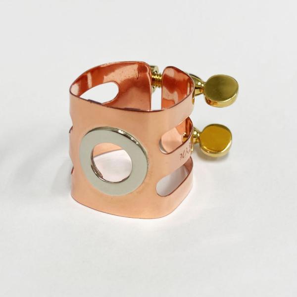 ボリュームの大きさとレスポンスの速さを併せ持ち、重厚ながらも柔らかく伸びのある音色が得られるリガチャー「ウッドストーン」。2本のレールでリードを固定し、リードからリガチャーを離すことによってリード本来の振動を活かします。長くご使用いただくた...