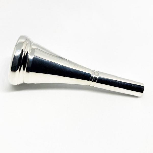 絶大な人気を誇る“Bach バック”のフレンチホルンマウスピースです！【16の特長】カップの深さ：D　深い直径：16.25mmリム：MW＝中位適用：疲れやすい唇の方向き、澄んだ、芯のある、ロマンチックなホルンの音色を好む人におすすめ。