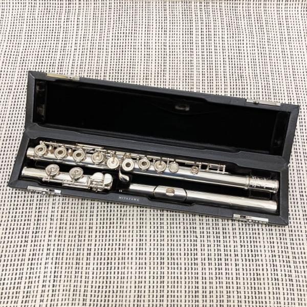 明るく澄んだ音色が魅力の「ミヤザワフルート」。軽めの息でも楽器を鳴らしやすく、お子様やこれから始める大人の方にもおすすめです。また、唯一ミヤザワフルートだけが製造を認められているピンレスメカニズム「ブローガー・システム」により、ノックピンと...