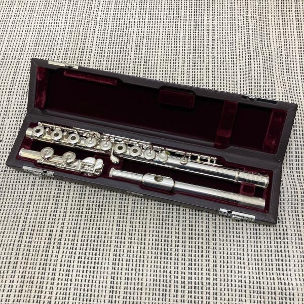 総銀製ハンドメイドモデルの逸品、ムラマツ「DSRCE」。高い精度で管体から引き上げられたドゥローントーンホールは、美しいレガートや歯切れの良いスタッカートなどを表現するのに優れた操作性を実現します。■キイシステム/タイプ：インラインリングキ...