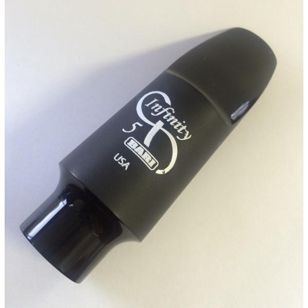 世界中のサックスプレイヤーに幅広く支持されている、アメリカの「BARI(バリ)」マウスピース。こちらの『インフィニティ プラスチック』は比較的鳴らしやすいシリーズで、様々なジャンルに対応できます。特にINAS5は高音から低音までバランスよく...